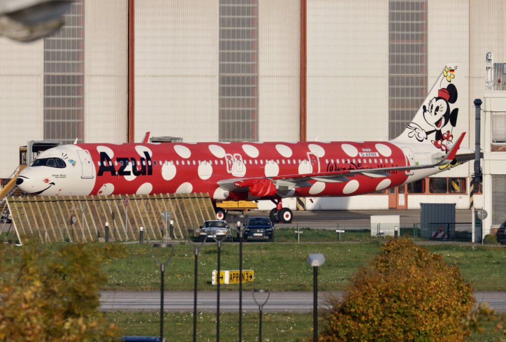 Companhia Azul Linhas Aéreas recebe avião com pintura Disney